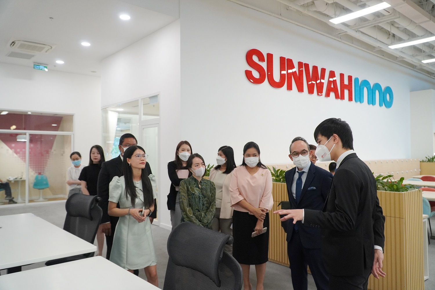 Thailand Ambassador to Vietnam visited Sunwah Innovation Center Ho Chi ...